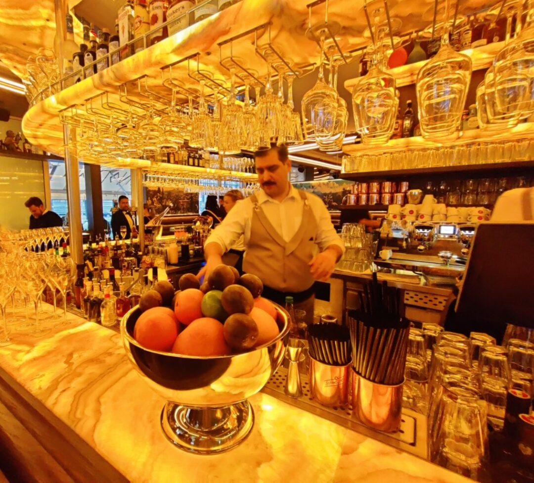 Willkommen im Kleinod am Ring – ein Mix aus American Bar, Dining und ...