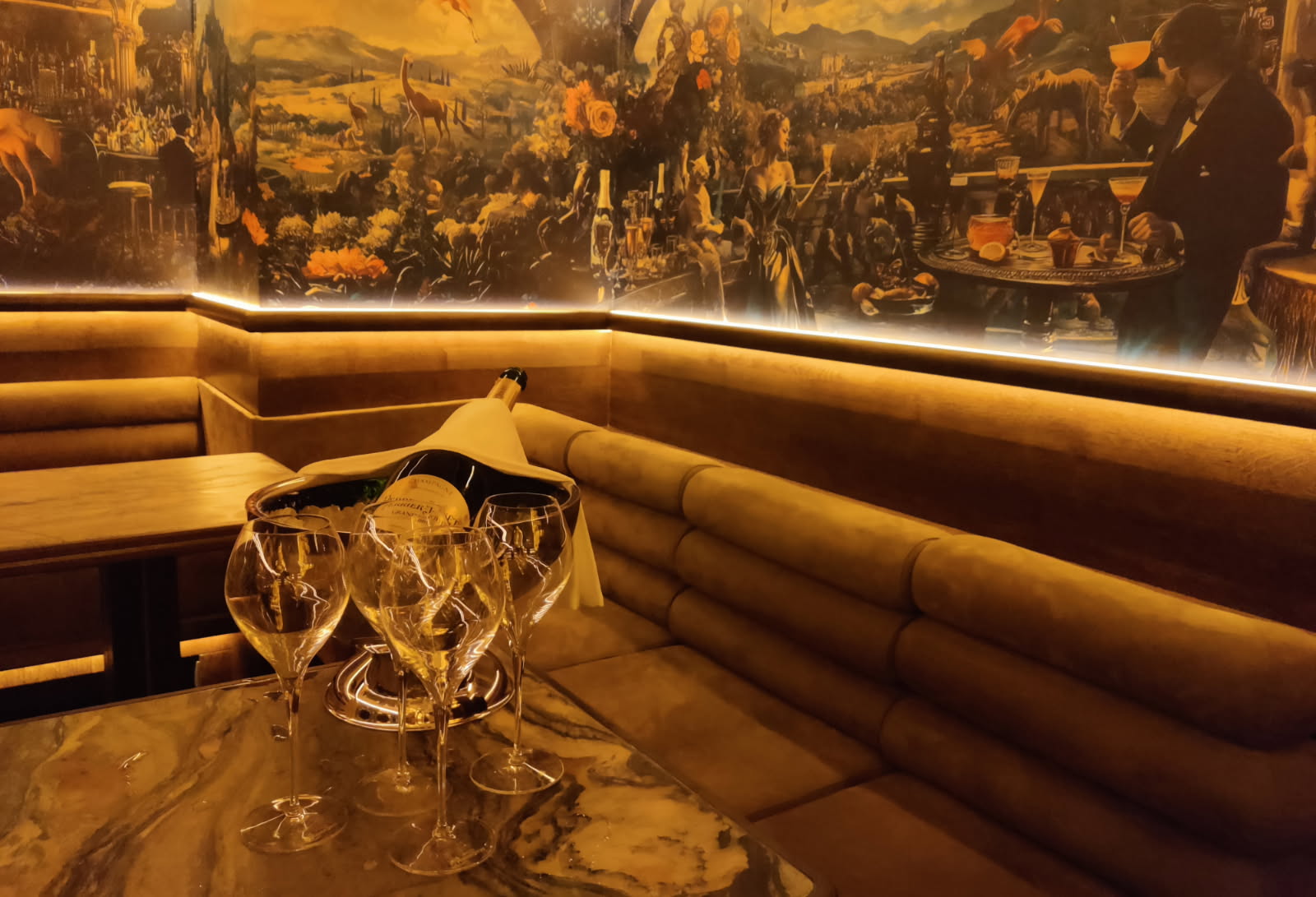 Willkommen im Kleinod am Ring – ein Mix aus American Bar, Dining und ...